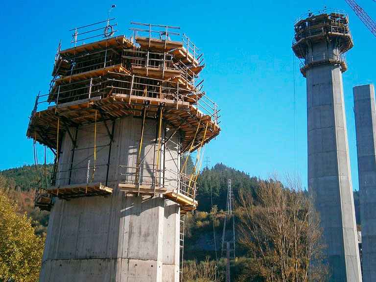 Encofrado trepante izado con grúa, referencia CR-250 de Ulma. Para ...