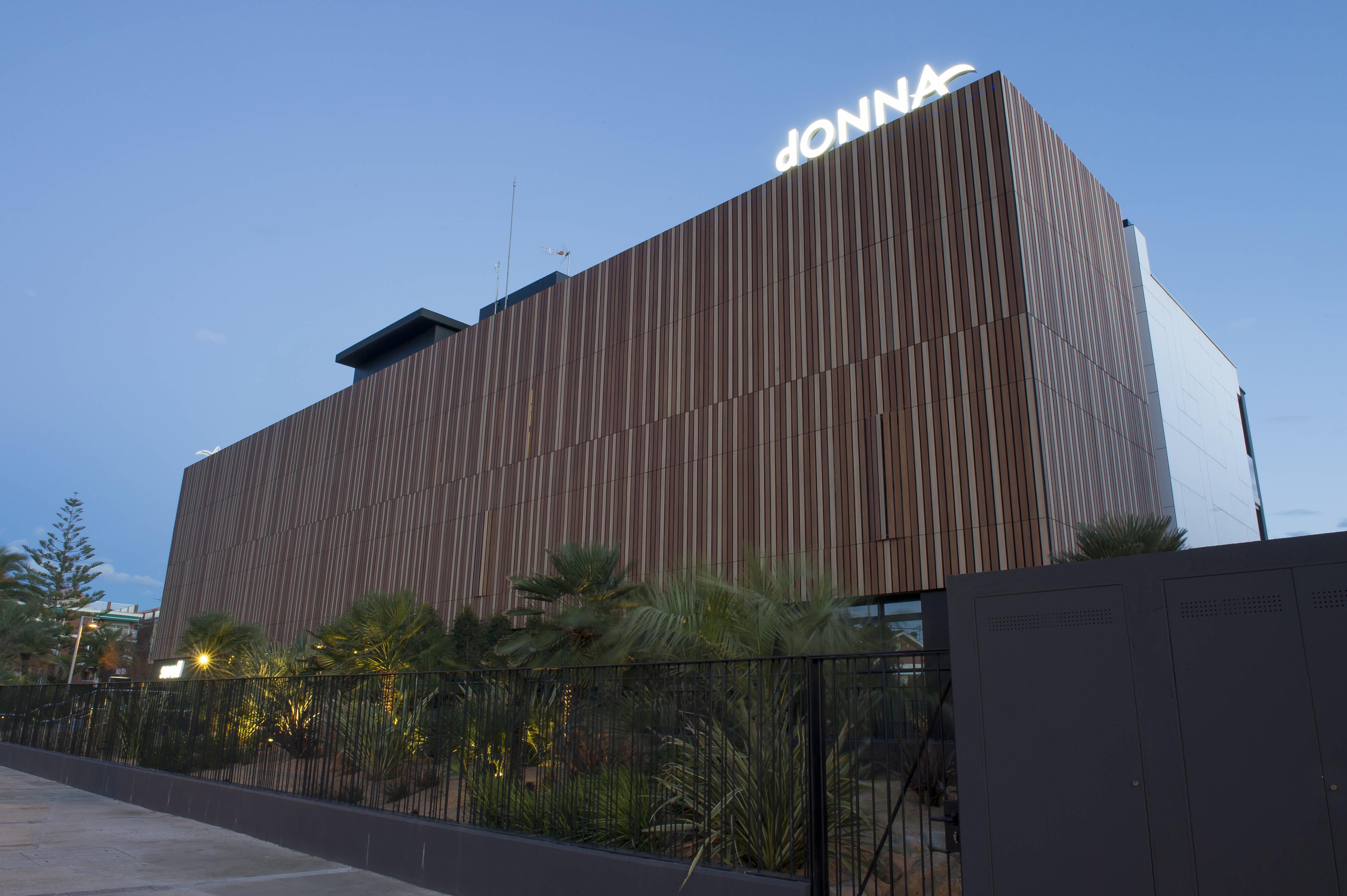 Fachada ventilada con placas EDF TRESPA® METEON® FR 10 mm color C01.21 ...