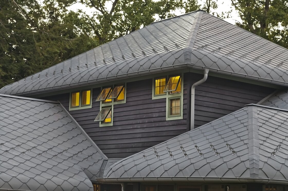 Sistema patentado para cubierta Adeka de VMZINC. Escamas con un fuerte ...